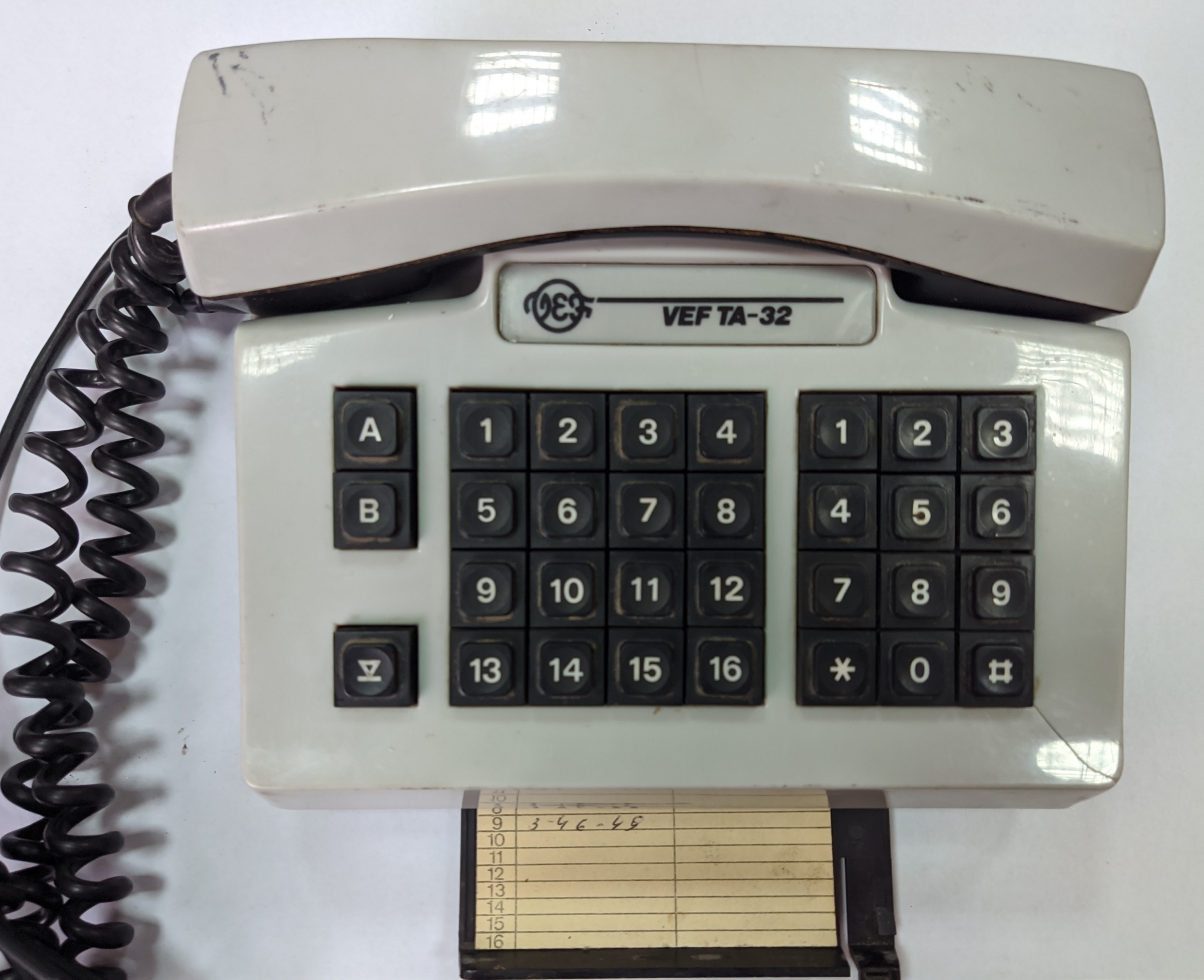 Telefon fix cu fir: VEF TA-32.