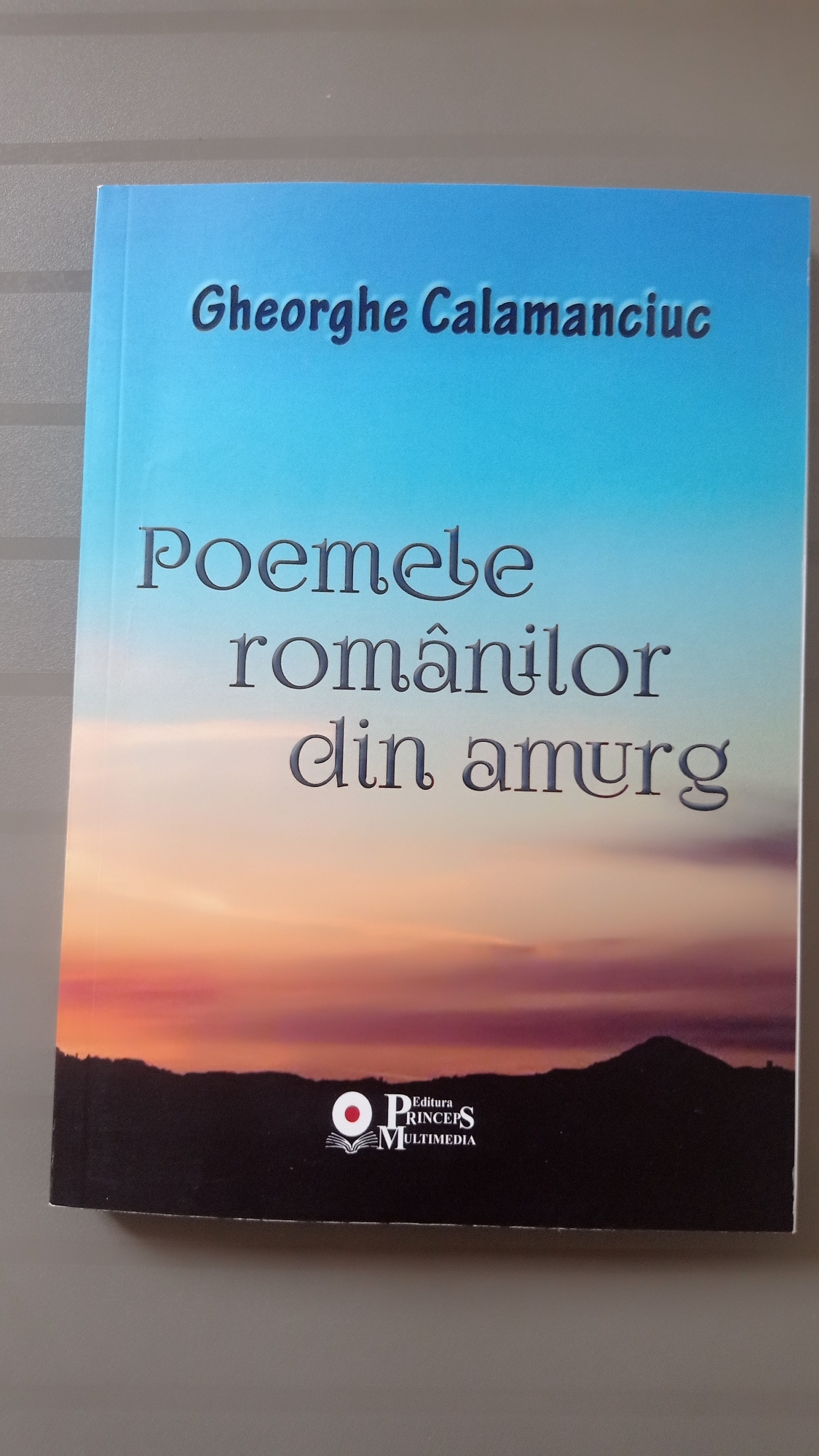 Carte ”Poemele românilor din amurg”